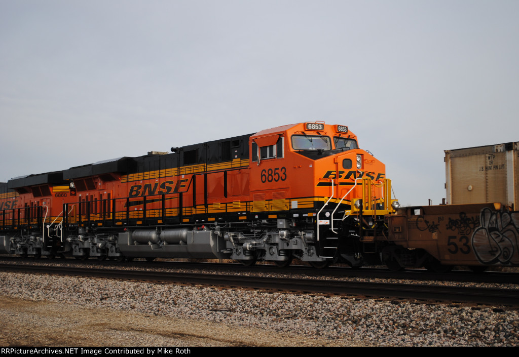 ES44C4 BNSF 6853 still looks clean today.
